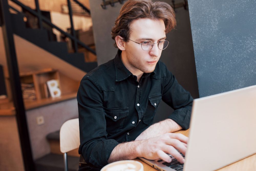 18 Best Tech Newsletters You Should Read in 2025